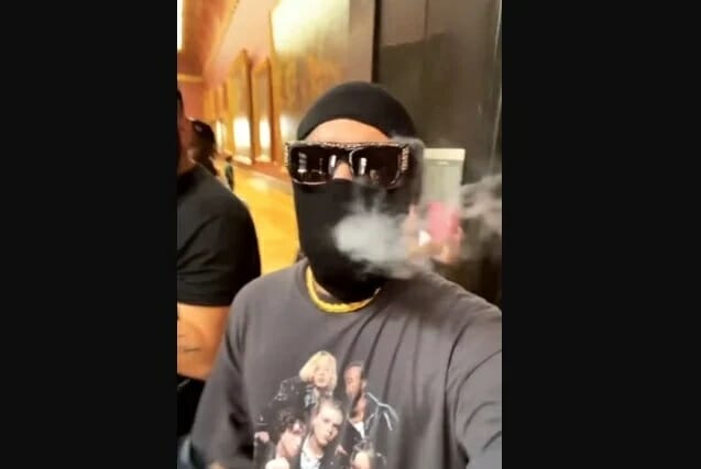 Snik: Προκαλεί καπνίζοντας στο Λούβρο - Iciao