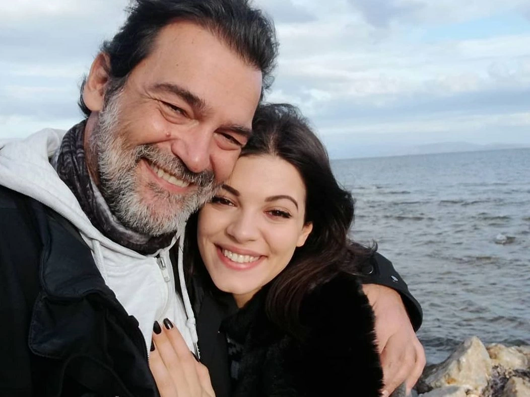 O Κωνσταντίνος Καζάκος απαθανάτισε τον γιο δίπλα στην κόρη του και η Τρύπη έκανε το πιο ωραίο ...